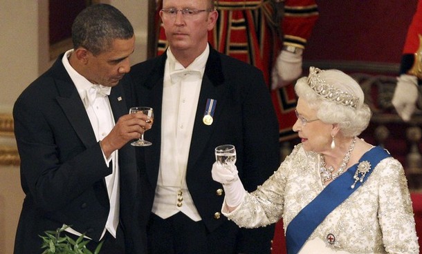 Queen Elizabeth and U.S. President Barack Obama toast during a State ...