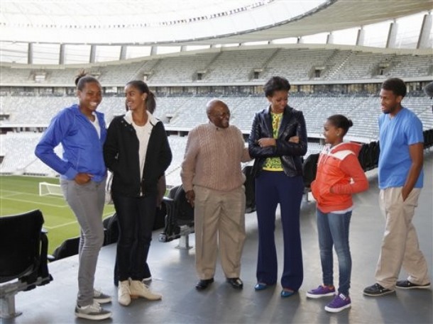 Michelle Obama, Desmond Tutu, Leslie Robinson, Sasha Obama, Malia Obama ...